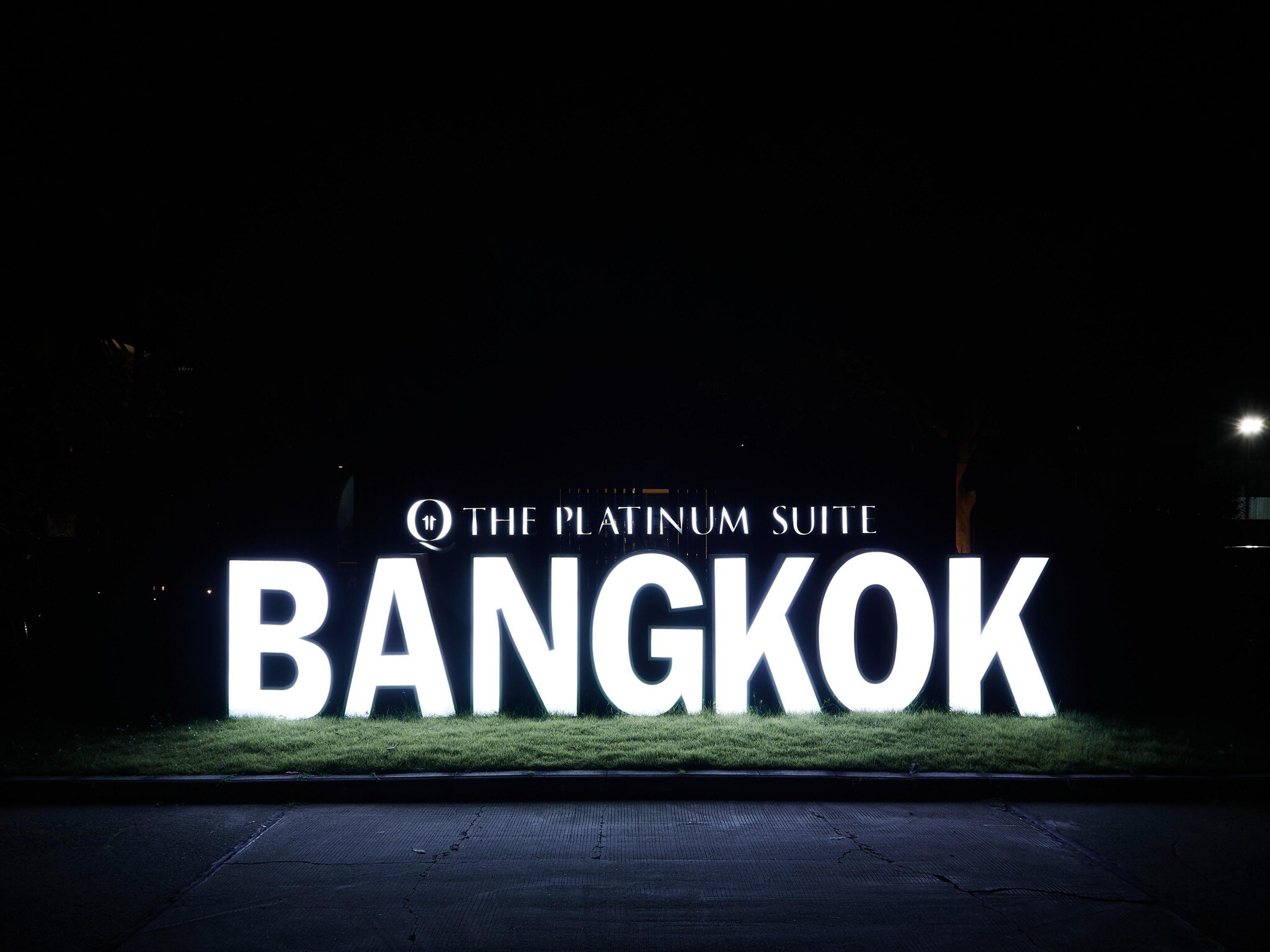 Platinum Luxury Suite | Modern City Getaway - Bangkok