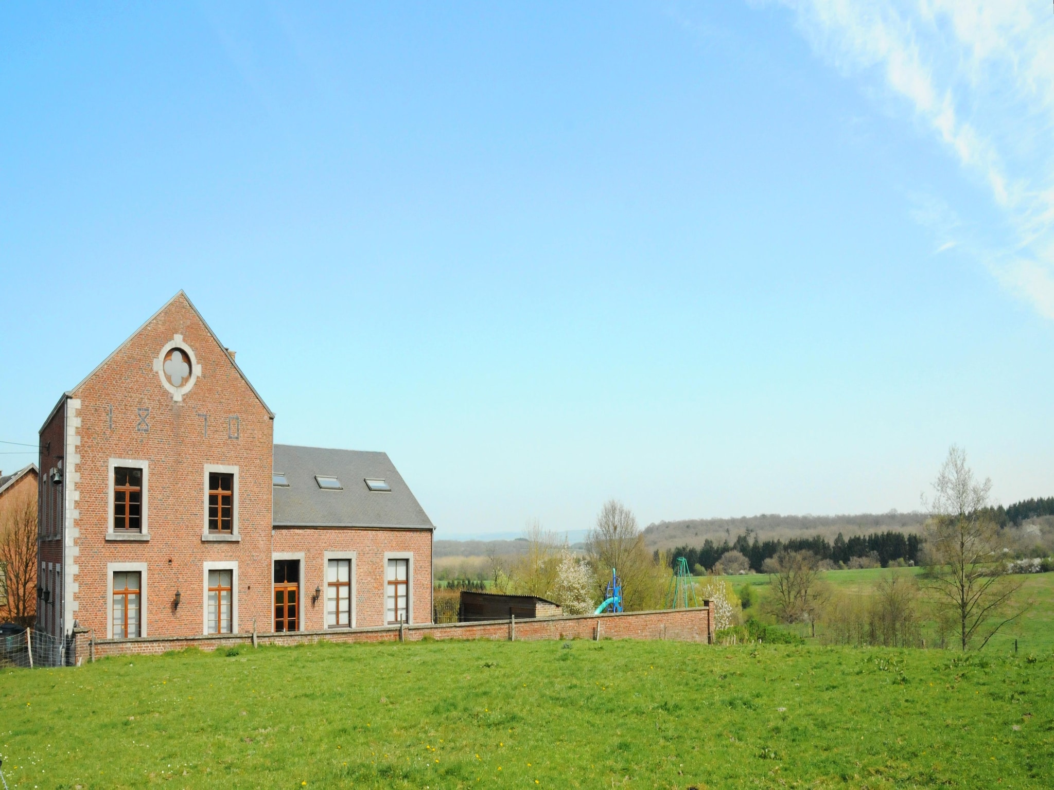 Holiday Home In Somme-leuze With Garden Bbq - Belgique