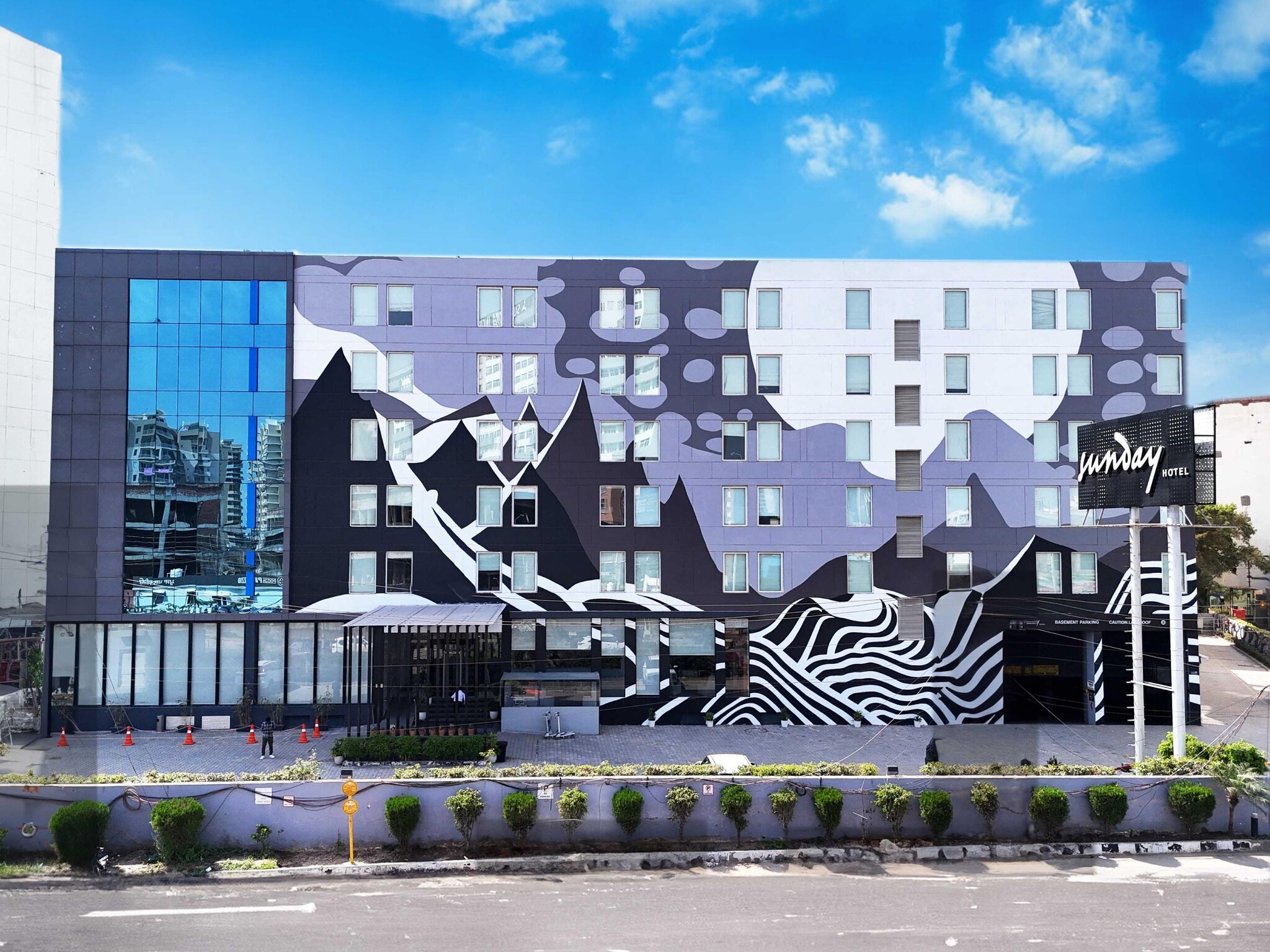 Hotel In Zirakpur With Pool & Hill Gateway - Zirakpur