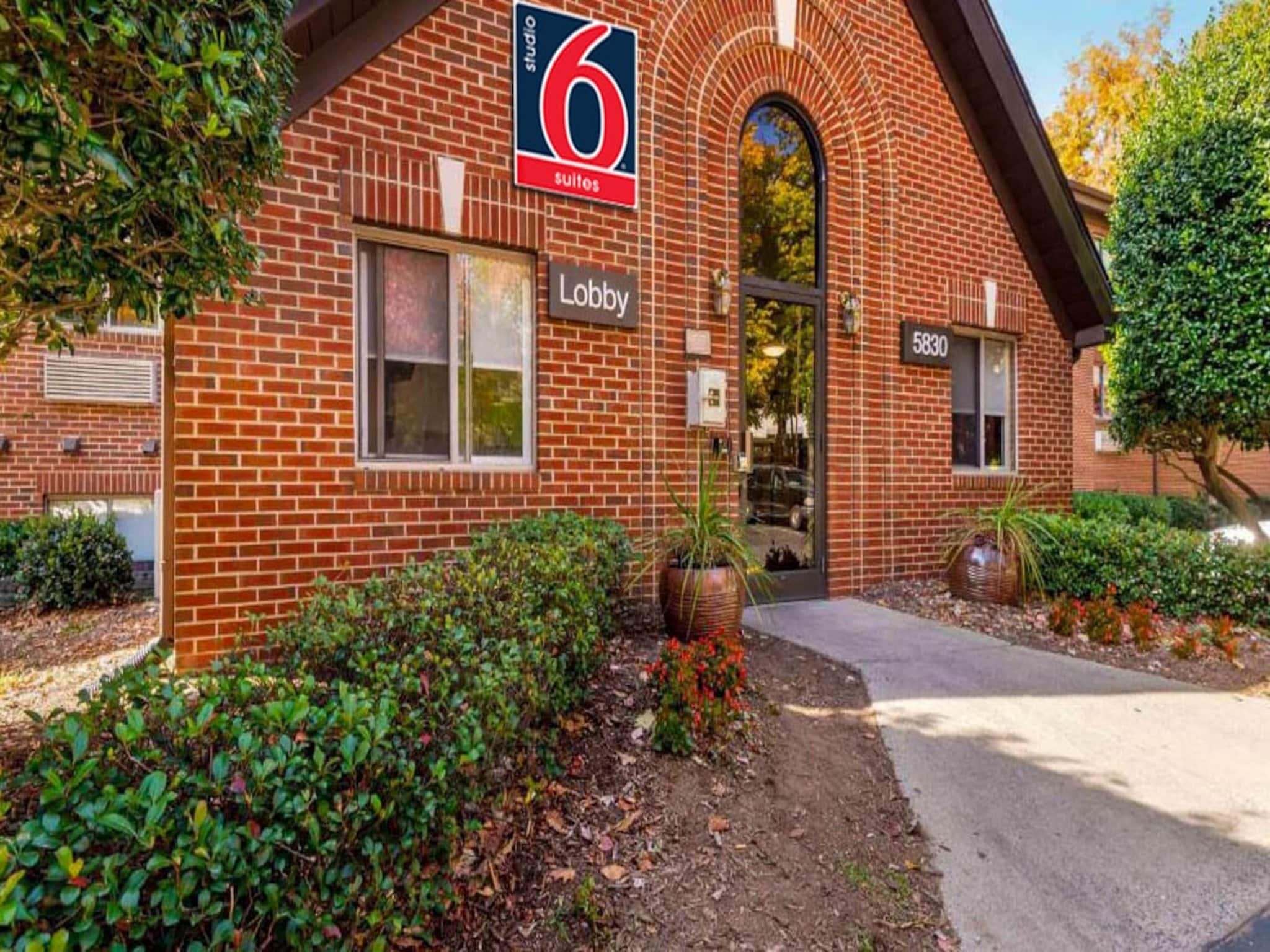 1 Queen Bed | Non-smoking, Micfridge, Sofa-bed - Charlotte, NC