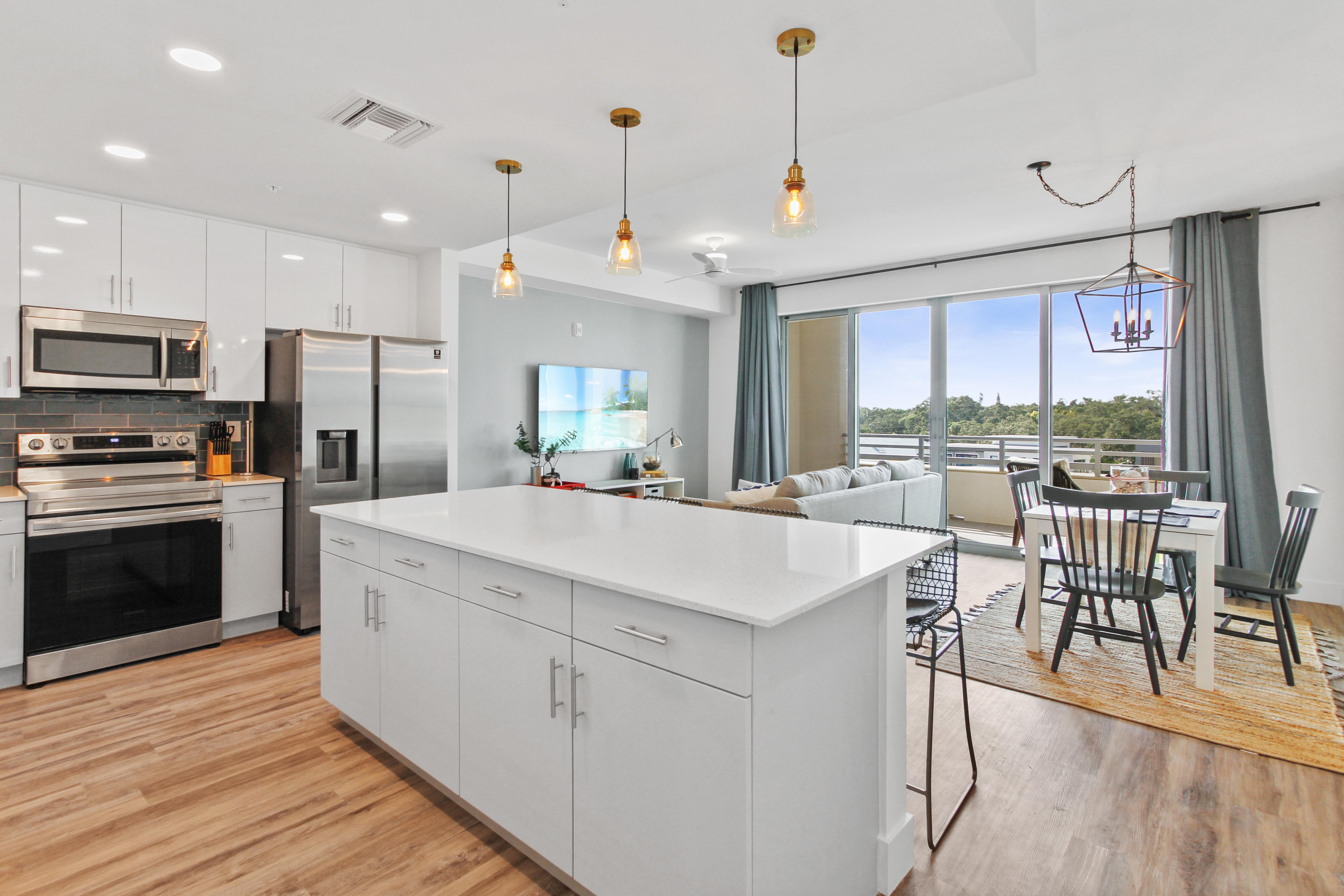 The Strand 521 | Luxury Top-floor Suite | Breathtaking Bay Views | Pool & Spa - Sarasota, FL