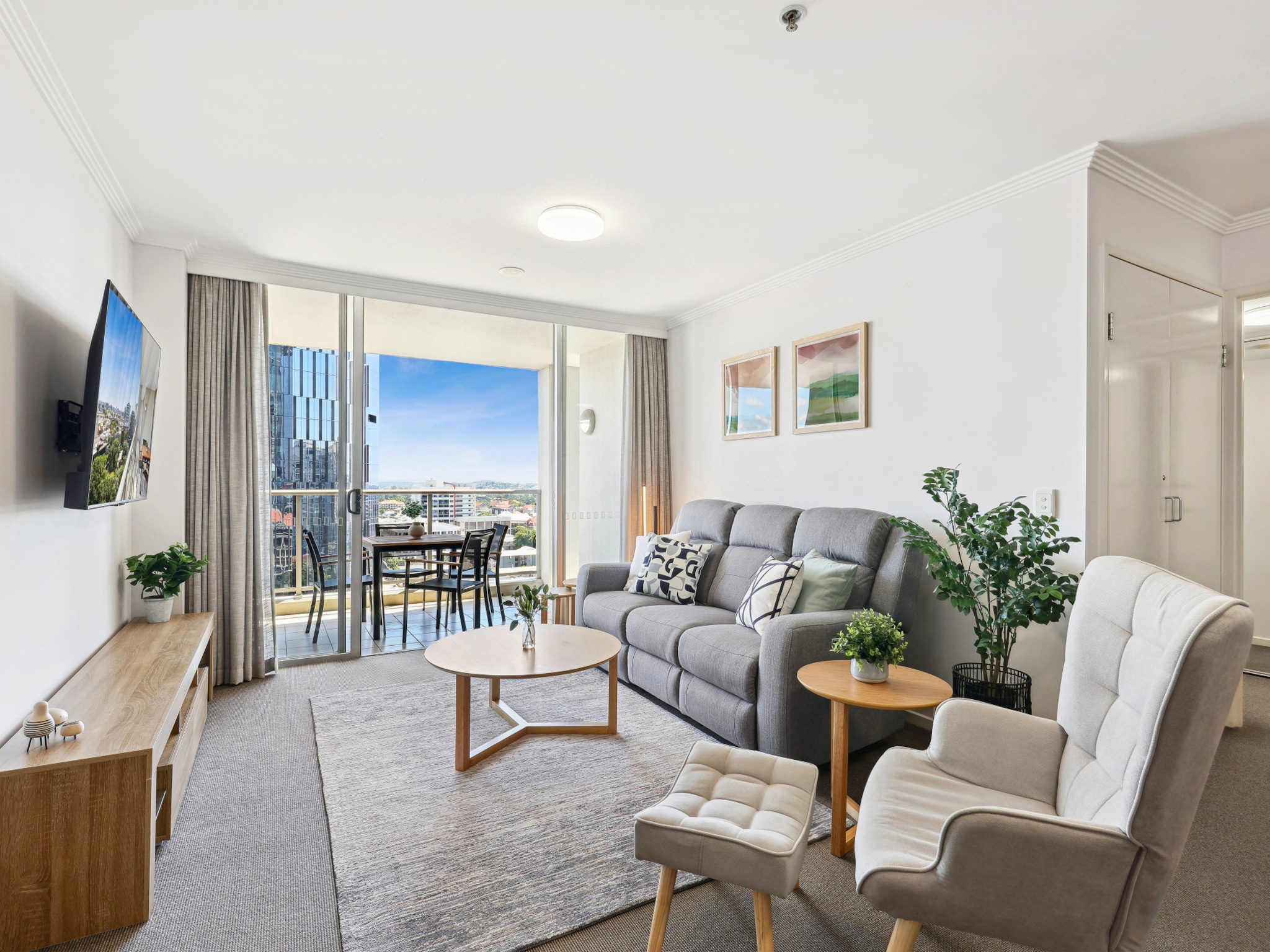 2-bed City Abode With Swimming Pool, Gym & Views - Australia