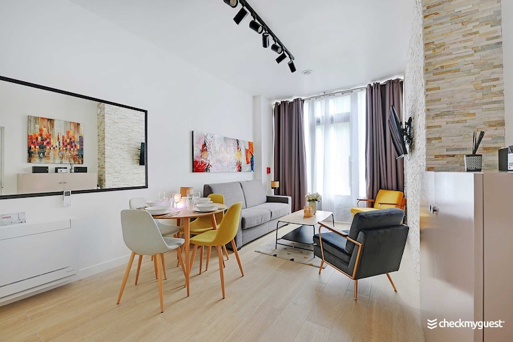 Intimate Flat W/ A/c & Jacuzzi - 2br/6p Montmartre -