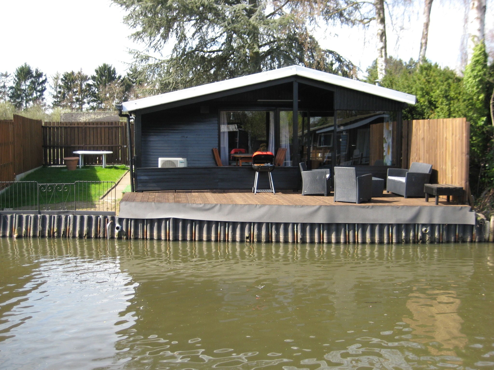 Modern Waterfront Chalet - Geel