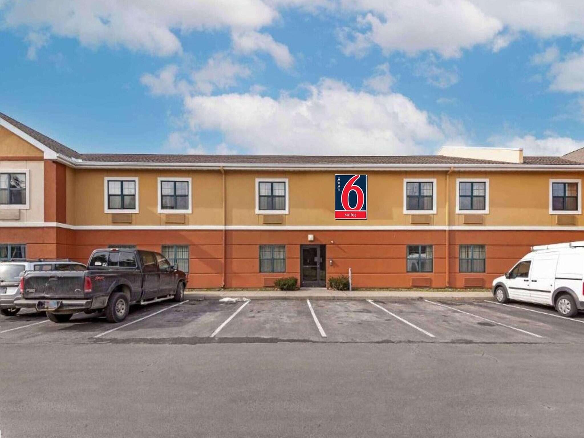 1 King Bed | Mob Acc Ri Shwr Ste Nsmk Ktchn - Rochester, NY