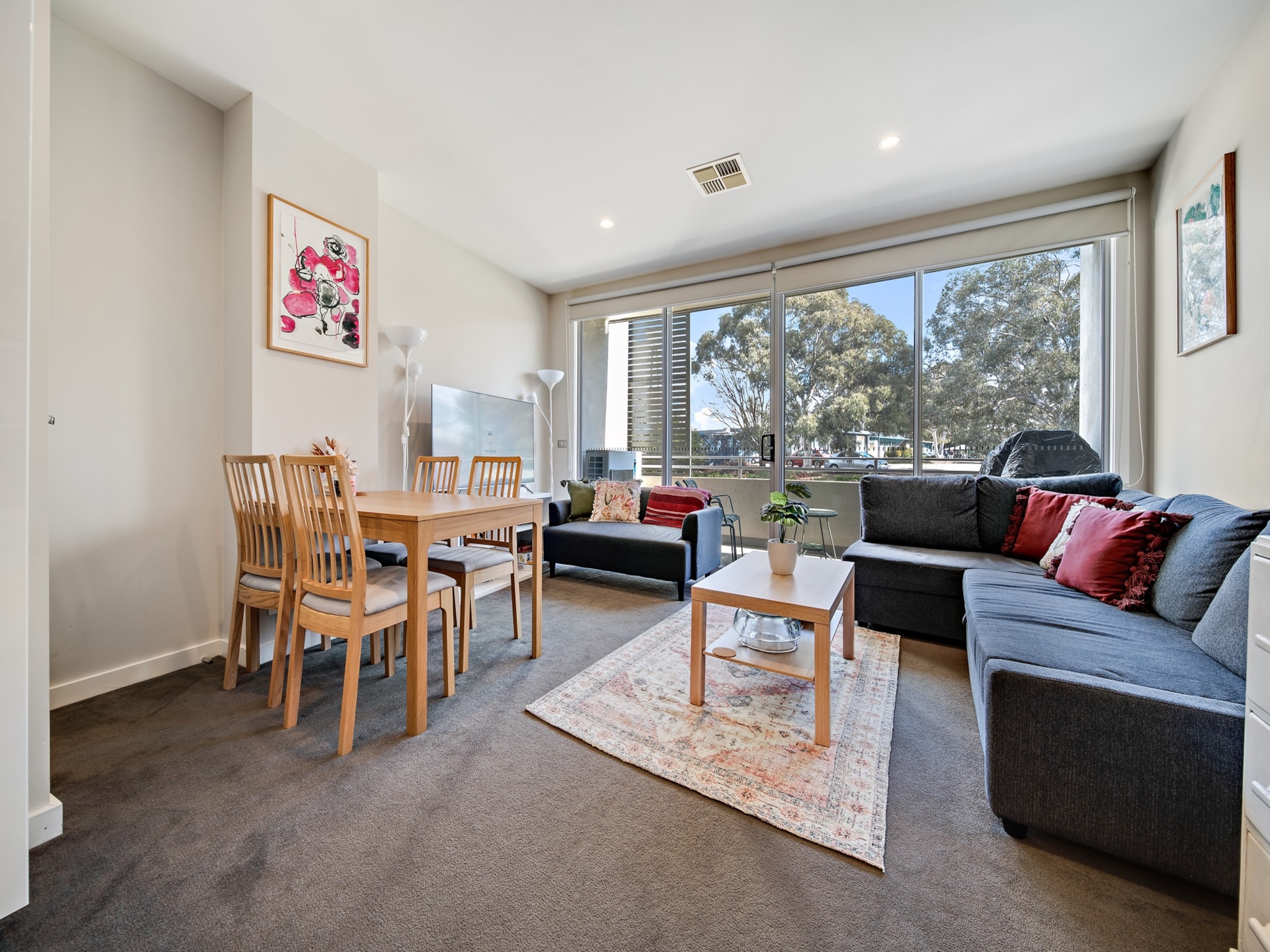 Tranquil Apartment In Green, Well Connected Suburb - Australia