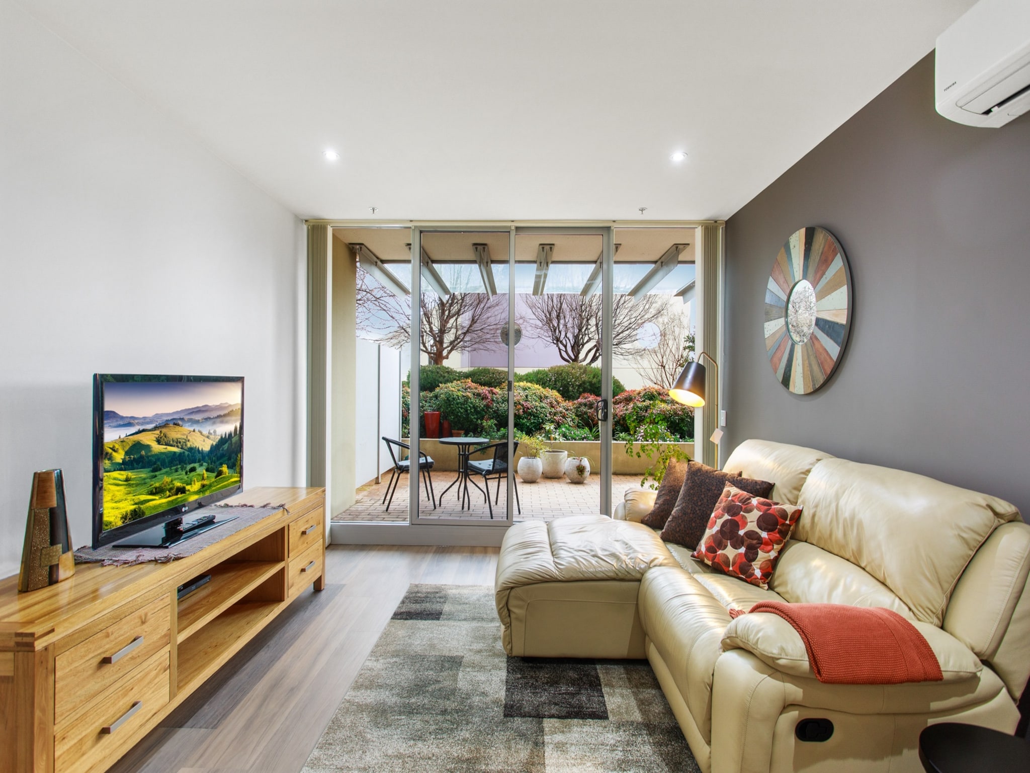 Madecomfy Spacious Canberra Living With Courtyard - Australia
