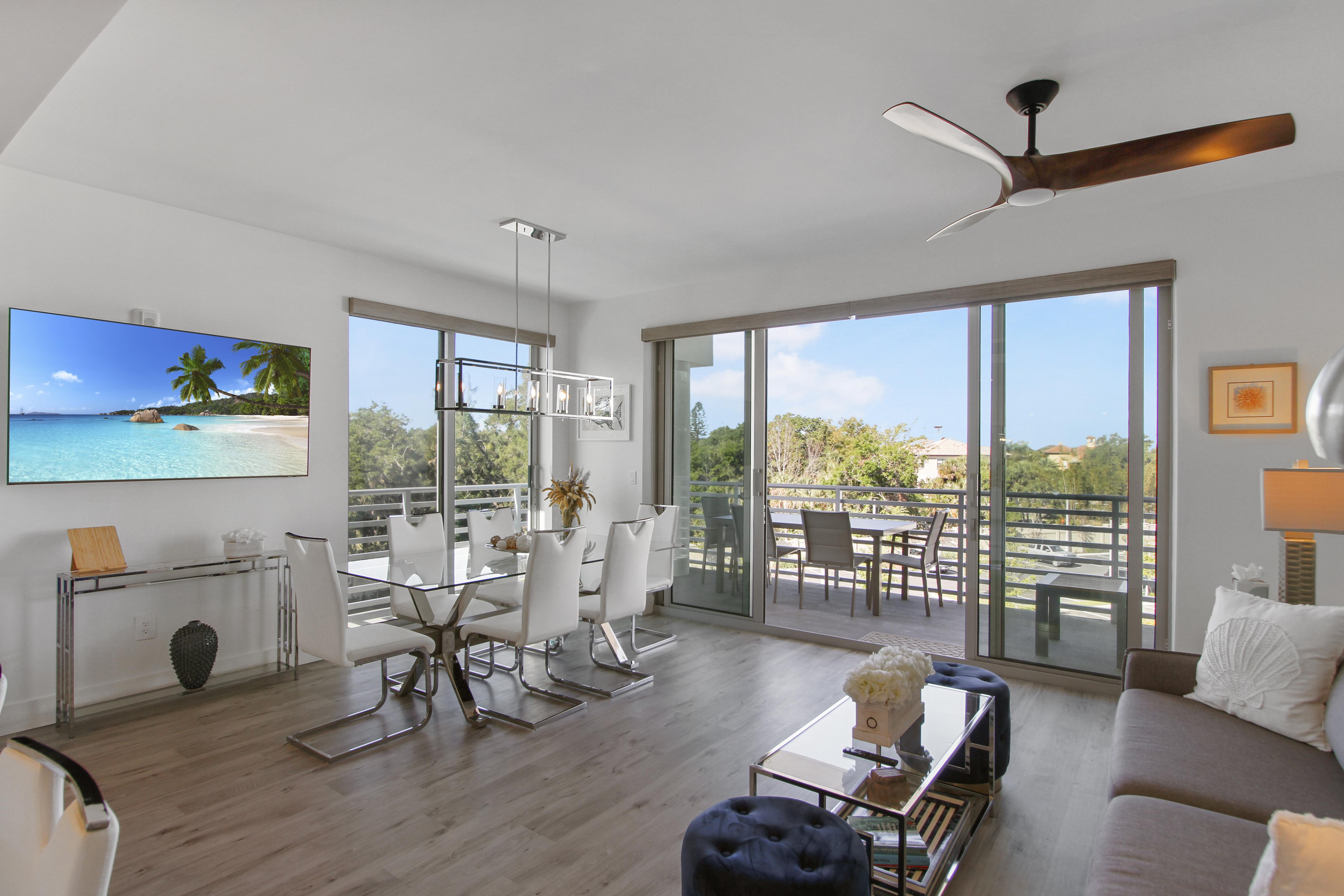 Stylish 2/2 Corner Unit Pool View W/ 2 Terraces 4th Floor - Sarasota, FL